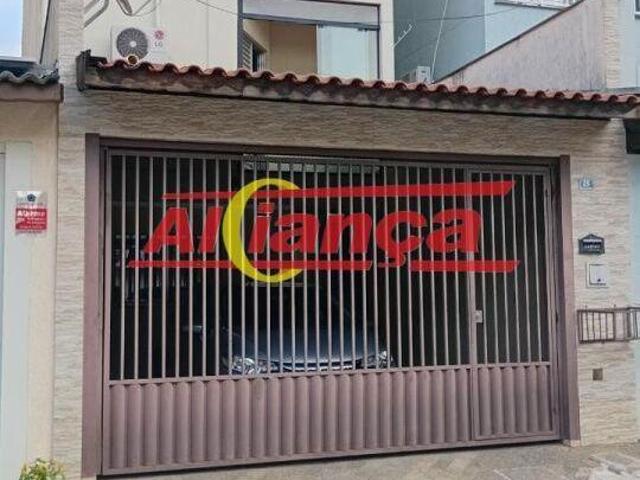 Lindo sobrado com 3 quartos, sendo 1 suíte, 1 banheiro, 2 lavabos, 2 vagas de garagem e área gourmet