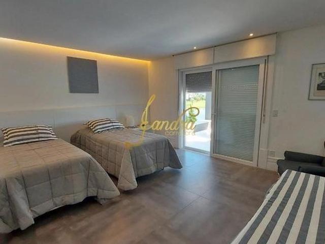 Lindo sobrado com amplas 5 suítes, piscina e beira lago