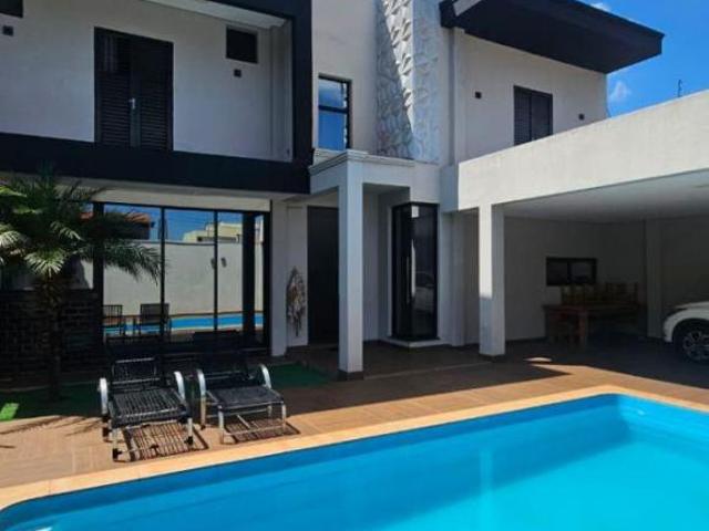 Lindo sobrado, com piscina, garagem coberta, à venda em região nobre de Araraquara