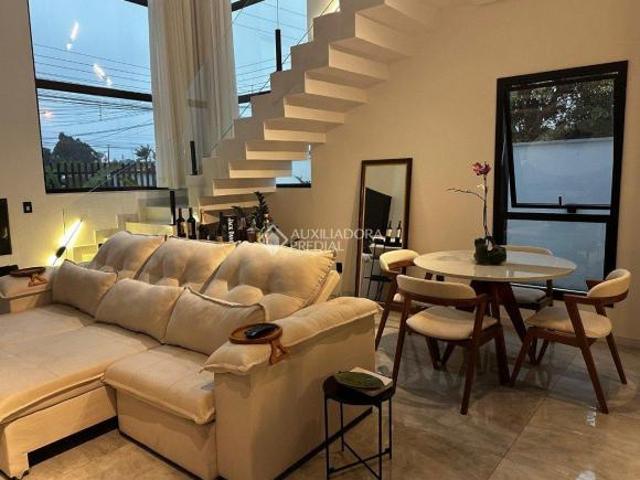 Lindo sobrado de alto padrão, Centro de Nova Santa Rita!