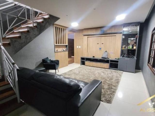 Lindo Sobrado de 234m² com 3 Quartos, 1 Suíte e 3 Vagas no Pestana/Osasco