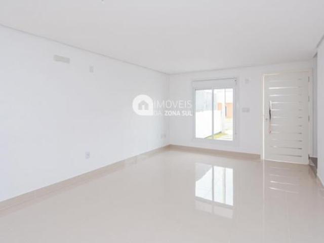 Lindo sobrado de 3 dormitórios, incluindo uma suíte, em uma localização privilegiada no prestigioso