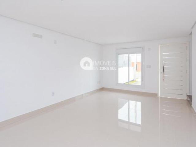Lindo sobrado de 3 dormitórios, incluindo uma suíte, em uma localização privilegiada no prestigioso