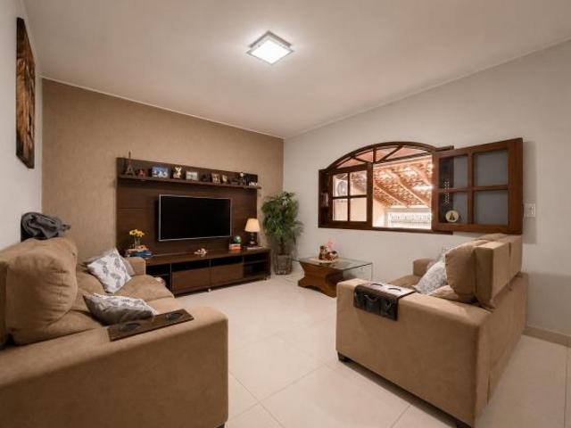 Lindo sobrado de 4 quartos c/ 1 suíte, lote 105 m², 2 vagas, QR 406, próx. à Av. Principal