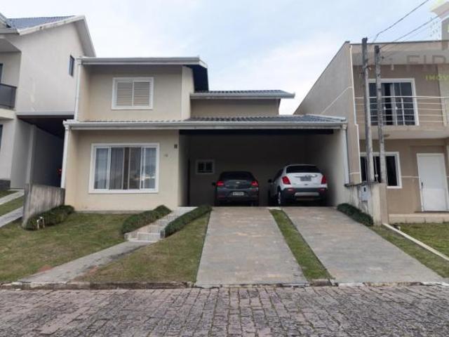 Lindo Sobrado em condomínio com 3 quartos, suite e 2 vagas de garagem