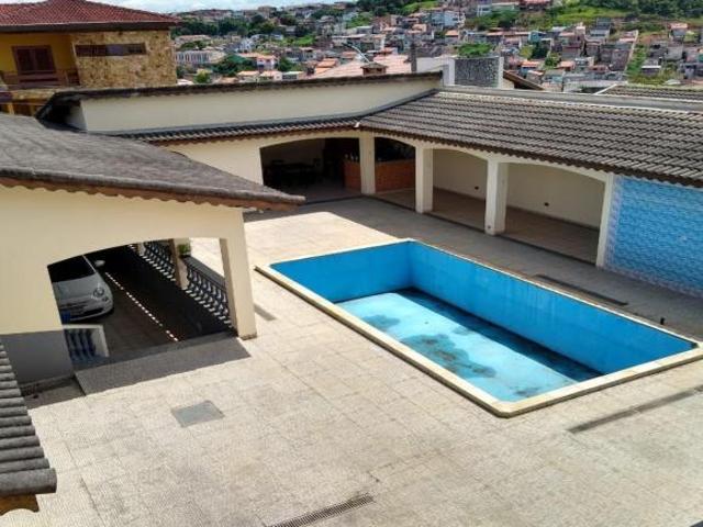 LINDO SOBRADO EM CONDOMINIO FECHADO. PISCINA E AREA GOURMET. 5 DORMITORIOS E 4 SUITES. AMPLO ESPAÇO