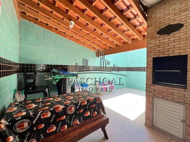 Lindo Sobrado está localizado no bairro Caiçara, a apenas 40 metros da praia, totalmente mobiliado e