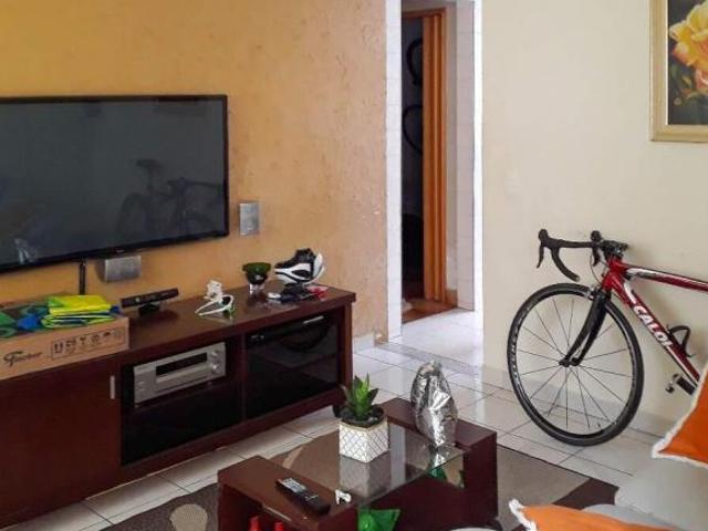 Lindo Sobrado, sendo duas casas independentes e duas vagas de garagem à 800 metros metro Guilhermina