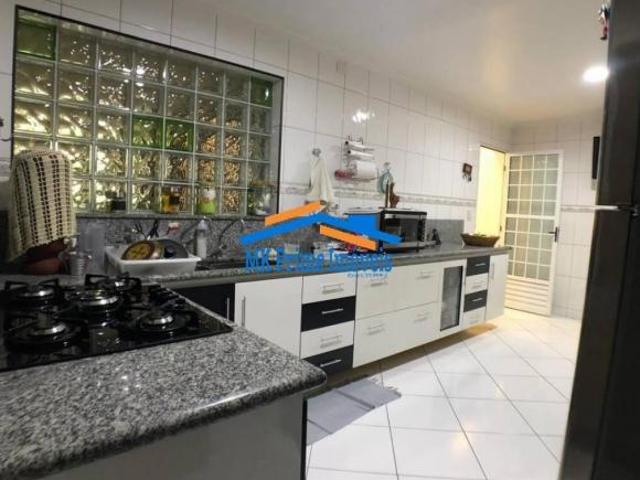Lindo Sobrado sendo 5 dormitórios e 2 suítes Aceita Permuta