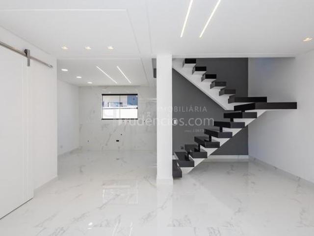Lindo sobrado triplex, 104m por R 680000. Bairro Alto Curitiba PR