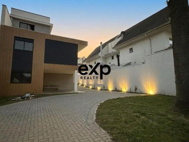 Lindo Sobrado/Triplex Novo à venda em Curitiba no bairro Cajuru!