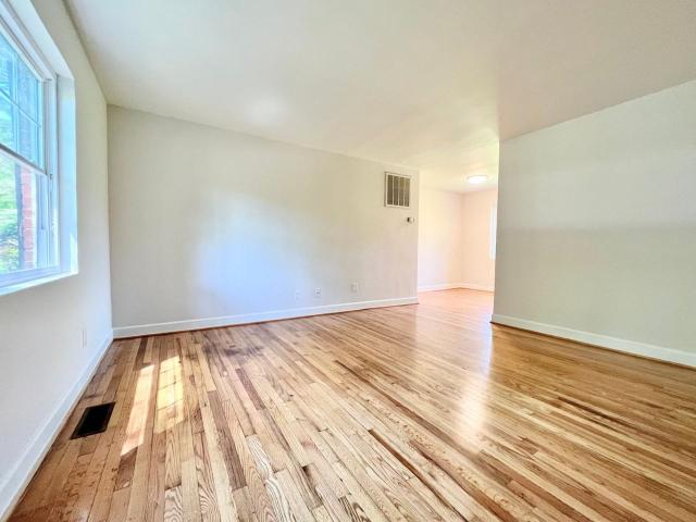 Lindley Park Manor 1 Bedroom Apartment for Rent at 300 Ashland Dr, Greensboro, NC 27403 Lindley Park