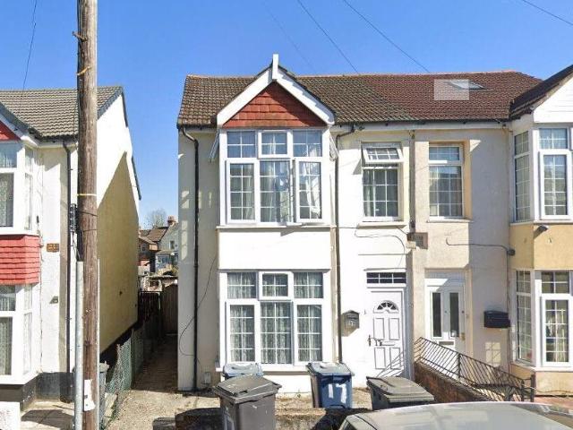 Lindsay Avenue, High Wycombe, HP12 3 bed apartment to rent £1,450 pcm £335 pw