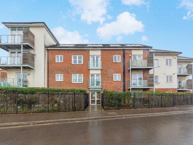 Lindsay Court, Shepperton TW17, 2 bed flat to rent, £1,650 pcm | PrimeLocation