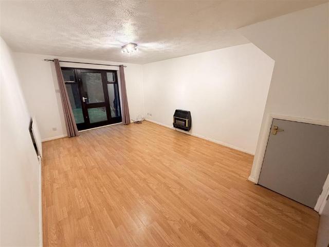 Lindum Road, Nottingham NG6 2 bed house to rent £1,075 pcm £248 pw