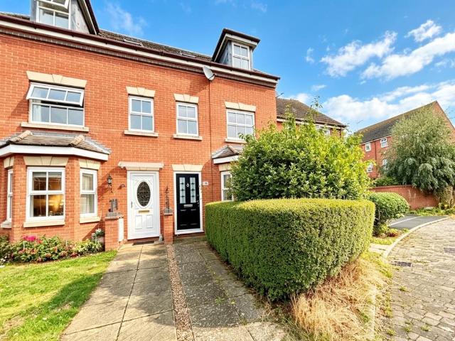 Lingfield Crescent. 3 bed house to rent £1,550 pcm £358 pw