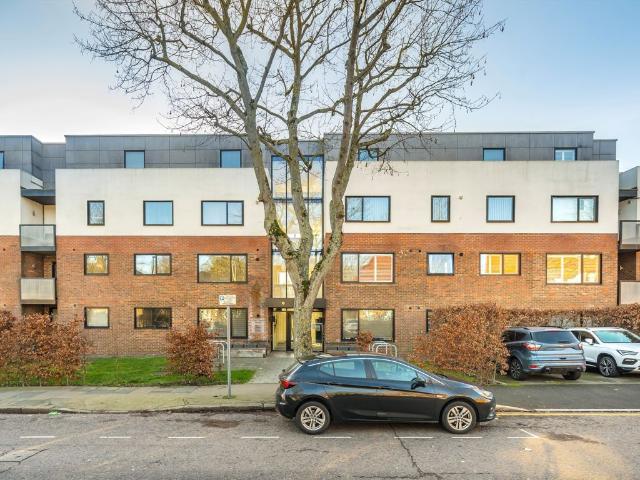 Lingfield Crescent, London SE9, 2 bed flat to rent, £1,700 pcm | PrimeLocation