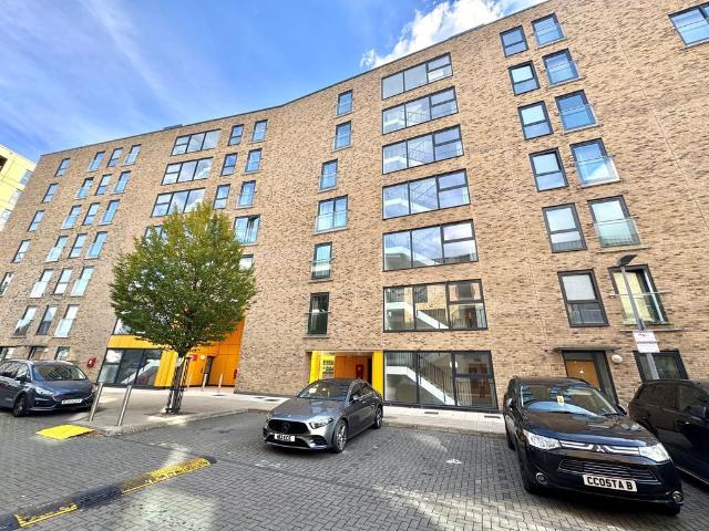 Lingfield Apartments, Parade Gardens, Chingford E4, 2 bed flat to rent, £1,800 pcm | PrimeLocation