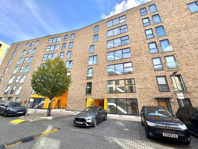 Lingfield Apartments, Parade Gardens, E4 2 bed apartment to rent £2,560 pcm £591 pw