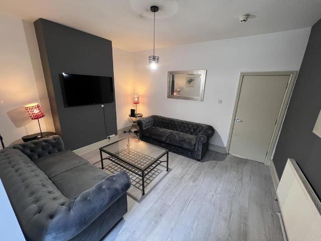 Link Road Second Profile, Edgbaston. 6 bed house to rent £2,555 pcm £590 pw