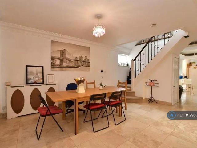 Link Way, Hornchurch, RM11 4 bed terraced house to rent £2,600 pcm £600 pw