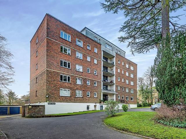Linkfield Lane, REDHILL, RH1 3 bed apartment to rent £1,900 pcm £438 pw