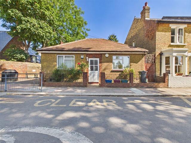 Linkfield Road, Middlesex TW7, 2 bed bungalow to rent, £1,800 pcm | PrimeLocation