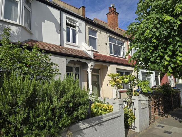 Links Road, Tooting, SW17 2 bed flat to rent £2,150 pcm £496 pw
