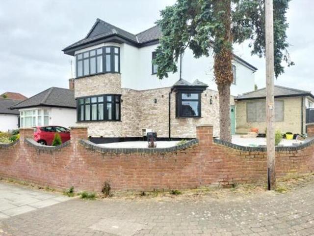 Links Side, Enfield, 4 Bedroom Apartment