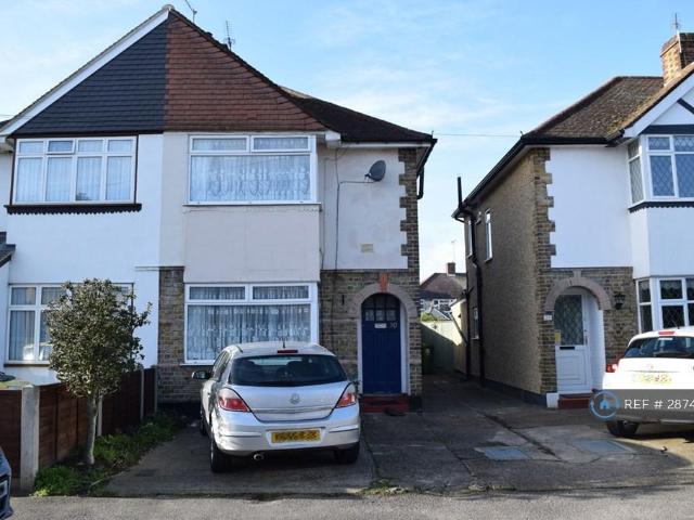 Linkscroft Avenue, Ashford, TW15 2 bed semi detached house to rent £1,850 pcm £427 pw