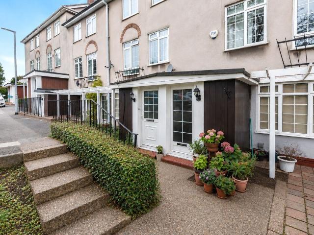 Linnet Close, Bushey WD23, 2 bed flat to rent, £1,750 pcm | PrimeLocation