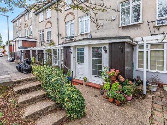 Linnet Close, Bushey, WD23 2 bed maisonette to rent £1,850 pcm £427 pw