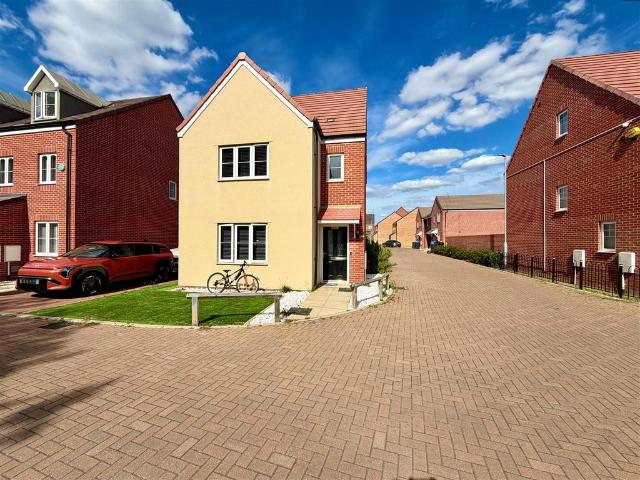 Linnet Grove, Harlow 4 bed detached house to rent £2,450 pcm £565 pw