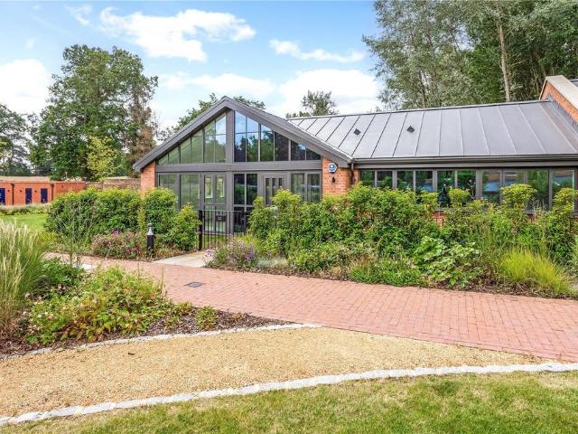 Linnet Drive, Ascot, Berkshire, SL5 2 bed bungalow to rent £3,750 pcm £865 pw