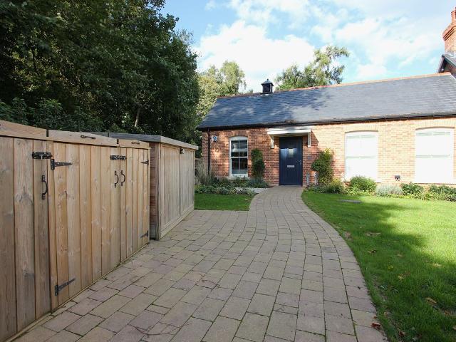 Linnet Drive, Ascot SL5, 1 bed cottage to rent, £1,900 pcm | PrimeLocation