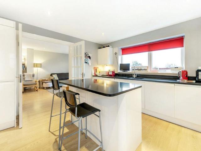 Linnet Mews, Nightingale Triangle. 3 bed house to rent £4,000 pcm £923 pw