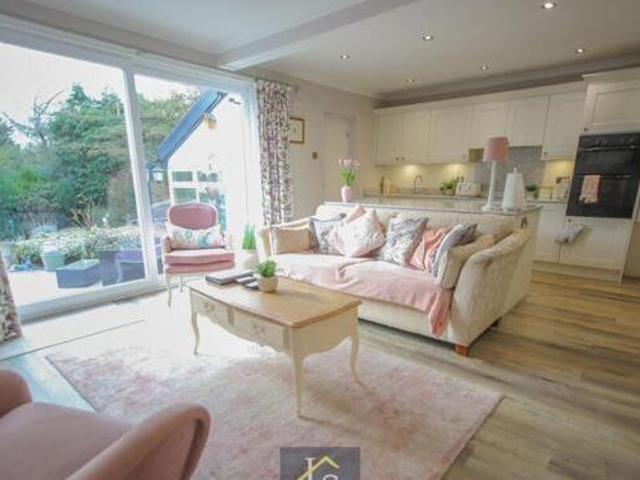 Linney Road, Bramhall, 2 Bedroom Detached