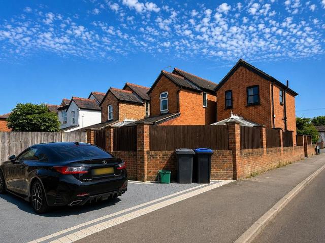 Liberty Lane, Addlestone, Surrey, KT15 2 bed detached house to rent £1,950 pcm £450 pw