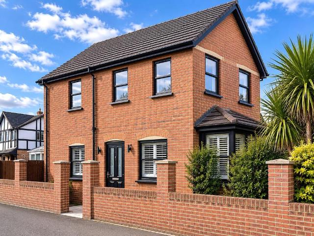 Liberty Lane, Addlestone, Surrey, KT15 2 bed detached house to rent £2,100 pcm £485 pw
