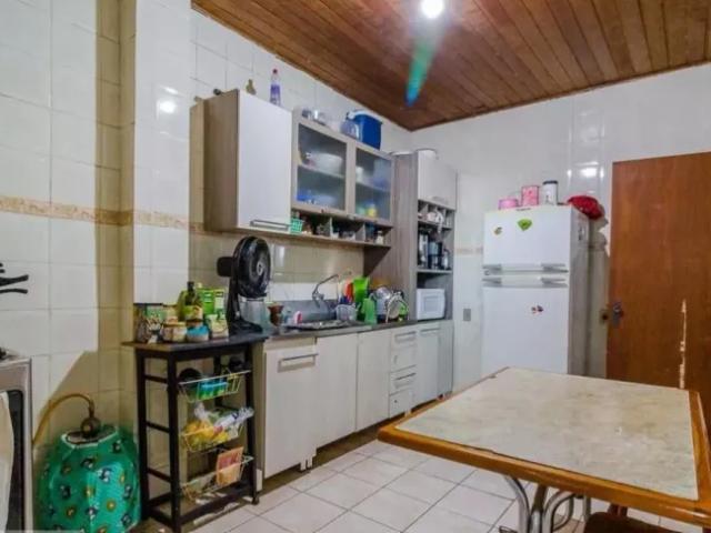 Libertas Imobiliária aluga casa com 200m² construídos no bairro Tristeza
