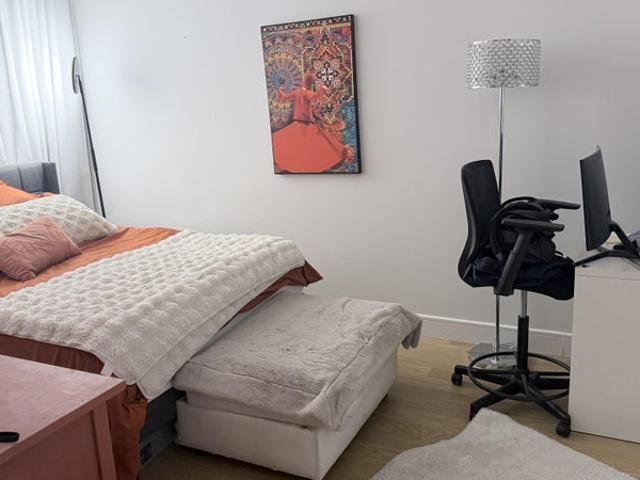 LIC Luxury Building – Part Time Room 2–3 nights