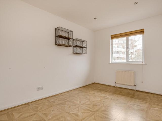 Lichfield Gardens, Richmond, Surrey 2 bed flat to rent £4,000 pcm £923 pw