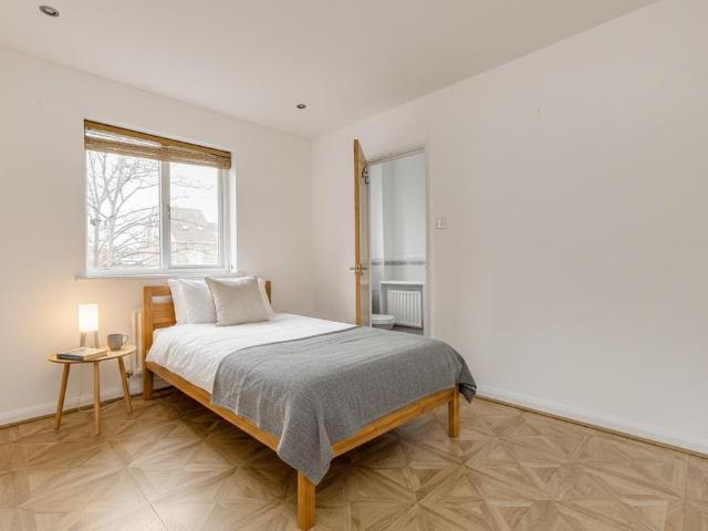 Lichfield Gardens, Richmond, Surrey, TW9 2 bed flat to rent £4,000 pcm £923 pw