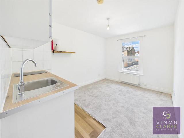 Lichfield Grove, Finchley Central, N3 Studio to rent £1,050 pcm £242 pw