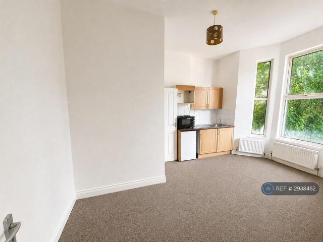 Lichfield Grove, London, N3 Studio to rent £1,050 pcm £242 pw