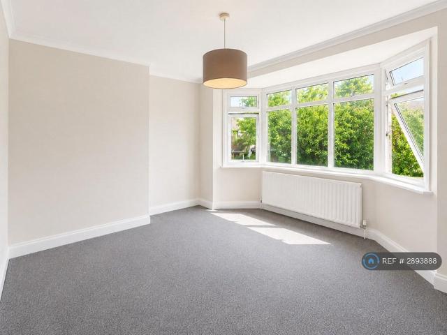 Lichfield Grove, London, N3 Studio to rent £1,399 pcm £323 pw