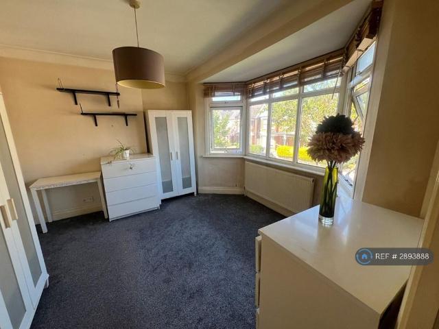 Lichfield Grove, London, N3 Studio to rent £1,399 pcm £323 pw