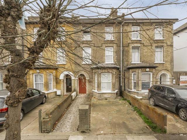 Lichfield Road, London NW2 2 bed flat to rent £1,850 pcm £427 pw
