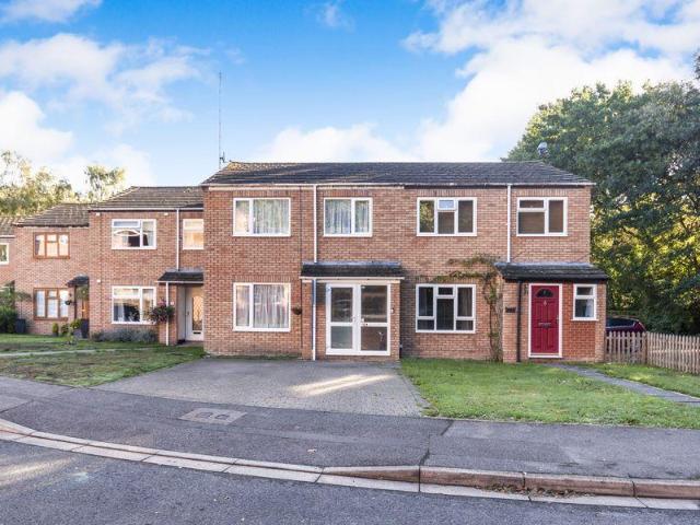 Liddell Way, Ascot, SL5 3 bed terraced house to rent £1,900 pcm £438 pw