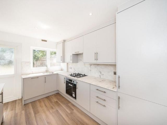 Lidiard Road, London SW18 4 bed house to rent £4,500 pcm £1,038 pw